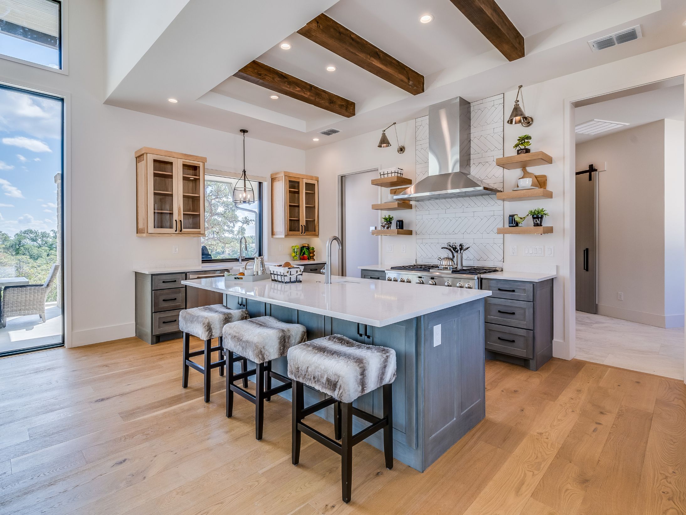 Soffite Plafond : Tout ce qu'il faut savoir pour sublimer l'intérieur