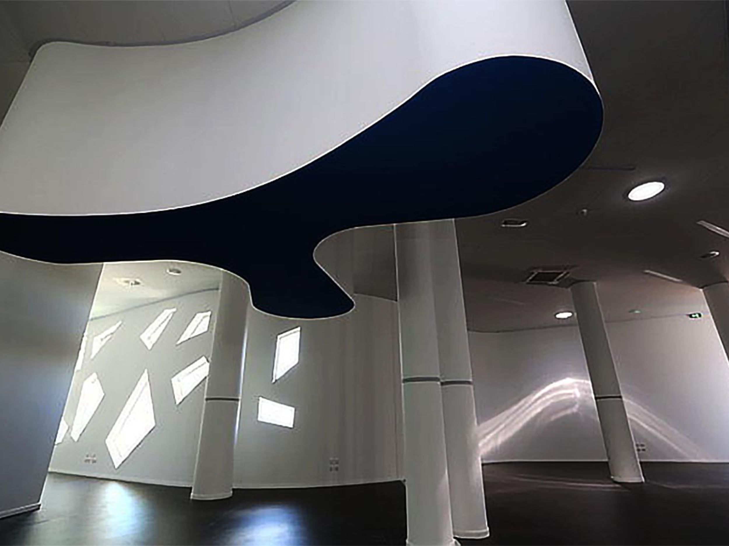 Le staff sublime l'architecture de la Médiathèque La Passerelle