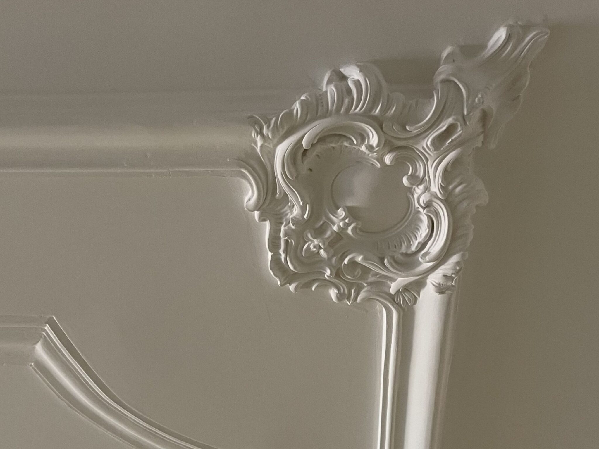 Soffite Plafond : Tout ce qu'il faut savoir pour sublimer l'intérieur